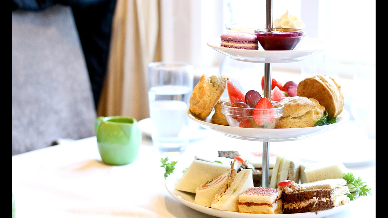 Crumbs & Tea, High tea + glas cava bij Crumbs & Tea bespaar 42% in ...